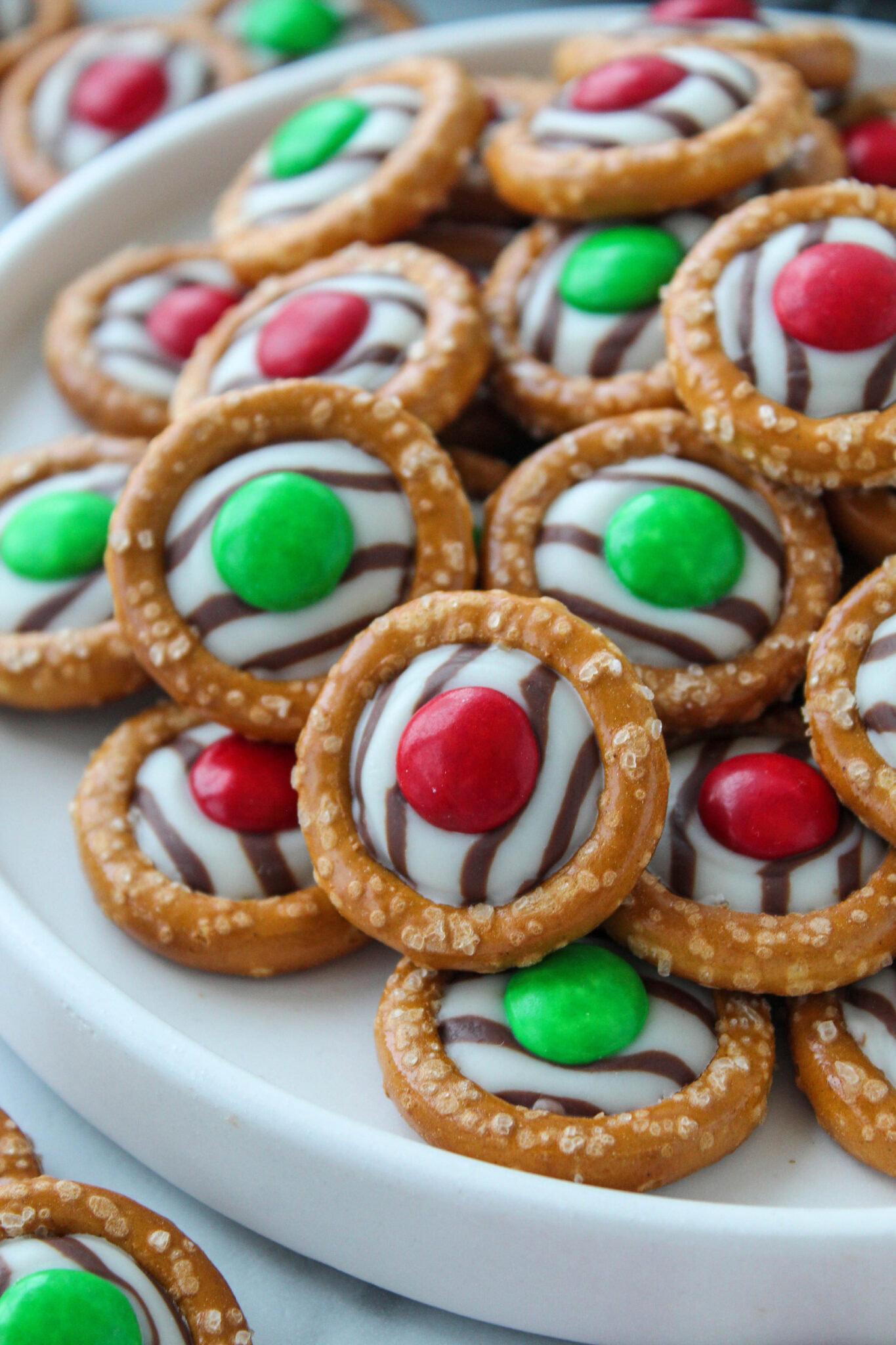 Christmas M&M Pretzel Hugs - Baking You Happier